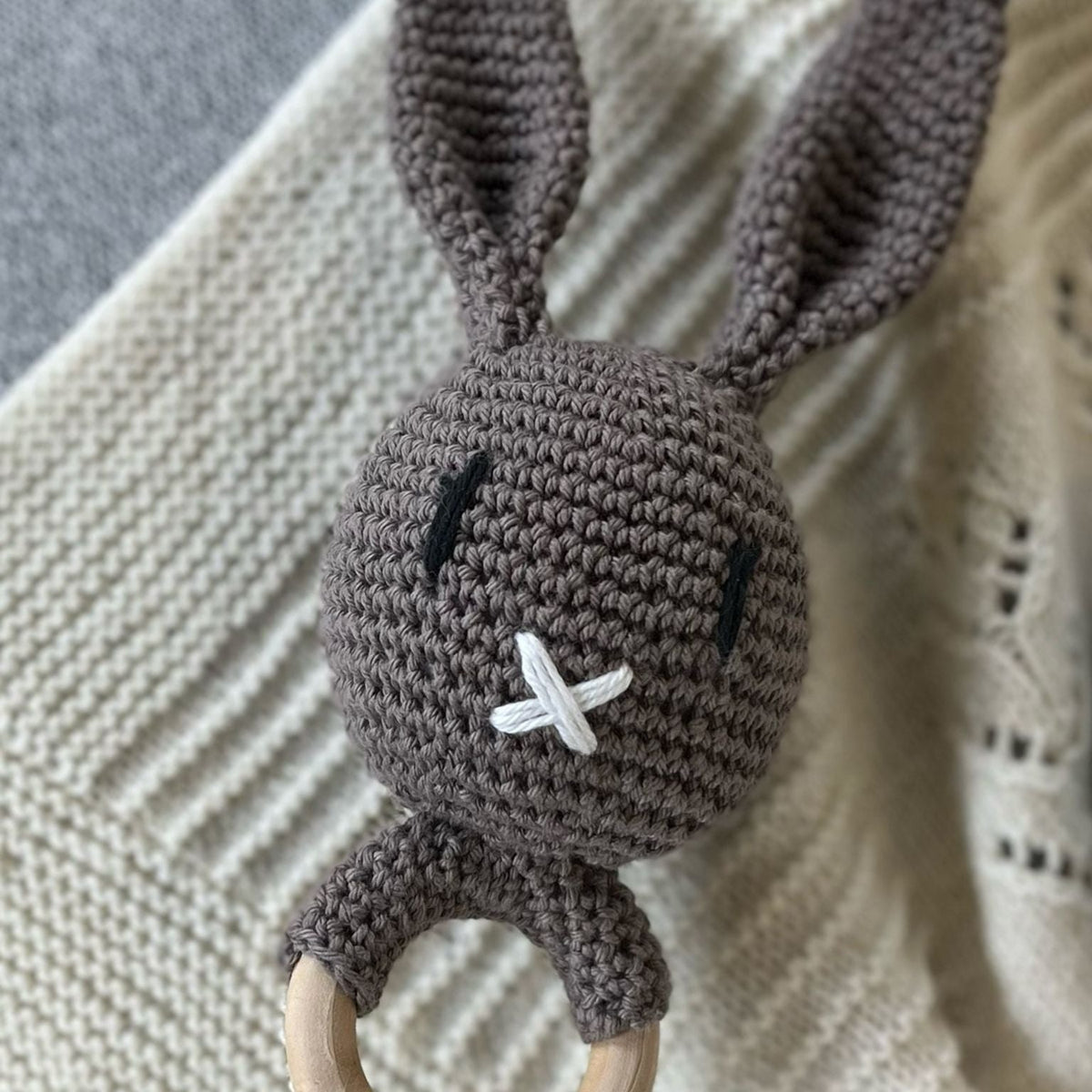 Køb Hæklet rangle med kanin hos Mayflower | Hurtig levering